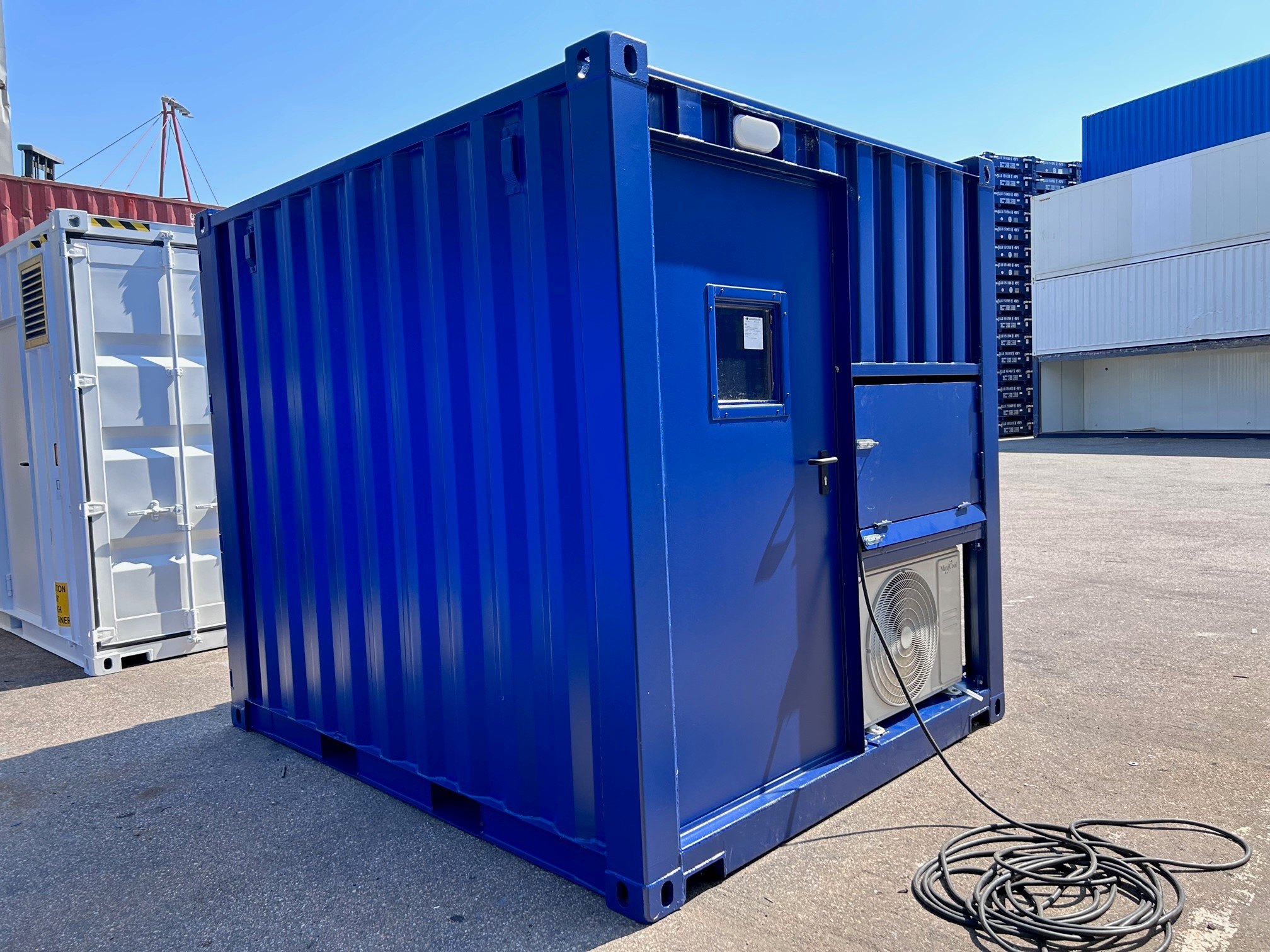 10ft DV with air conditioning and wicket door - Sedna Containers